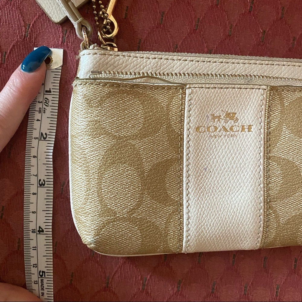Coach Corner Wristlet In Signature Canvas - Gem